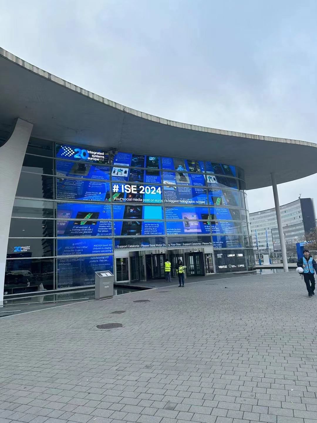 Shining at ISE 2024, CEOLED OLED transparent screen leads the new trend ... Shining at ISE 2024, CEOLED OLED transparent screen leads the new trend ...